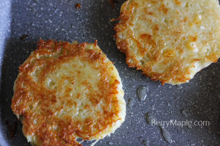 Easy breakfast potato cakes - Berry&Maple