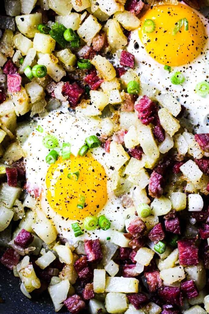 Corned beef hash with eggs - Berry&Maple